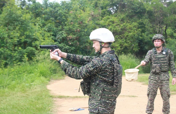 The commander of Taipei communication brigade, CMD. Huang, commands the team in conducting ...