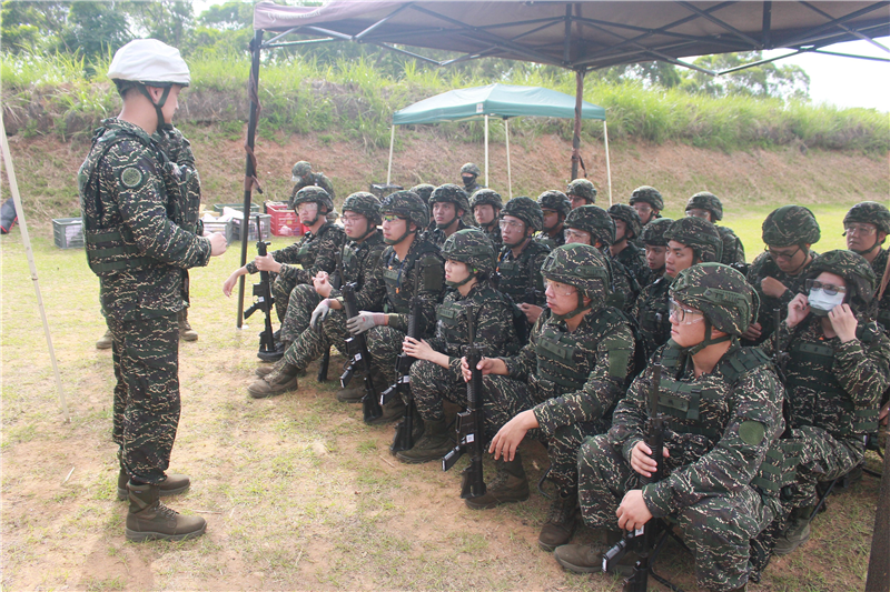 The commander of Taipei communication brigade, CMD. Huang, commands the ...